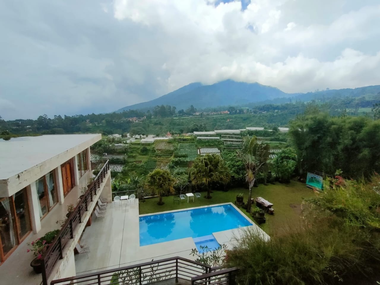 Villa M Flozo 12 Kamar | Private Pool Villa - Villa Lembang 09